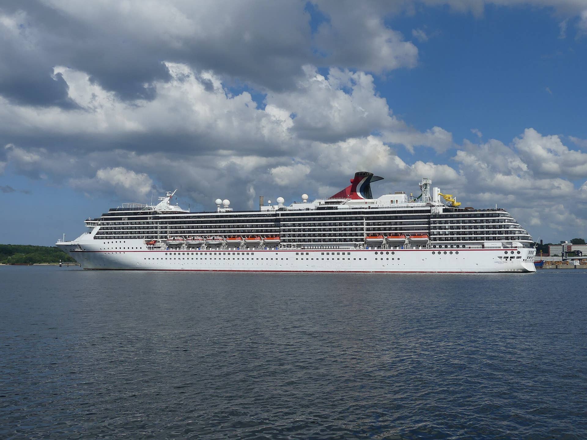 Woman Films Harrowing Video of Carnival Pride Cruise Ship in 30-Foot ...