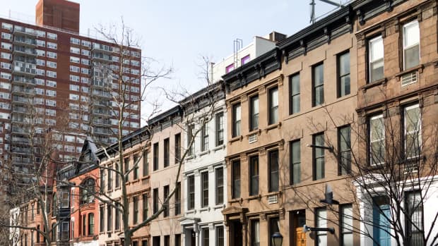 Woman's Tour of Her Tiny 200-Square-Foot NYC Apartment Gives Carrie ...