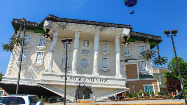Tourist Gives Up-Close Tour of Pigeon Forge’s Classic ‘Wonderworks ...