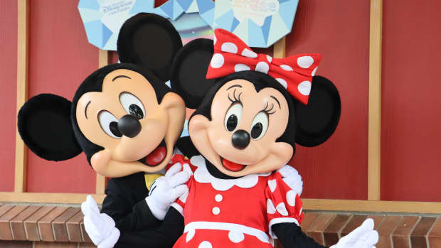 Watch: Minnie Mouse Suffers a Wardrobe Malfunction at Disneyland Paris ...