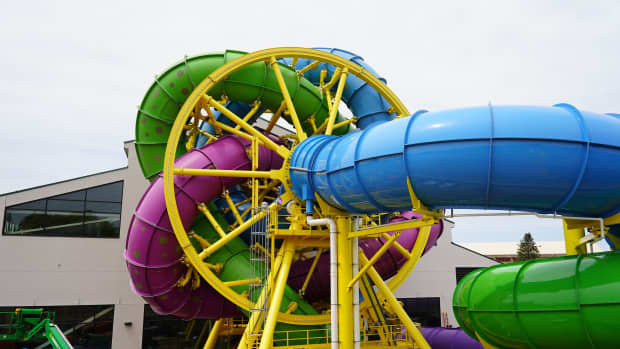 Theme Park Fan Takes on America’s First ‘Rotating Water Slide’ and It’s ...