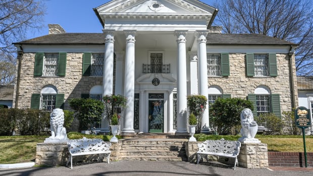 People Claim to See Reflection of 'Ghost' of Elvis During Axl Rose's ...