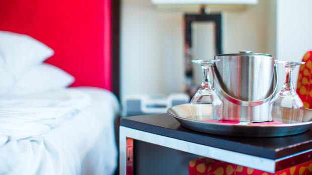 Hotel Manager’s Confession About Glasses and Ice Buckets in Hotel Rooms ...