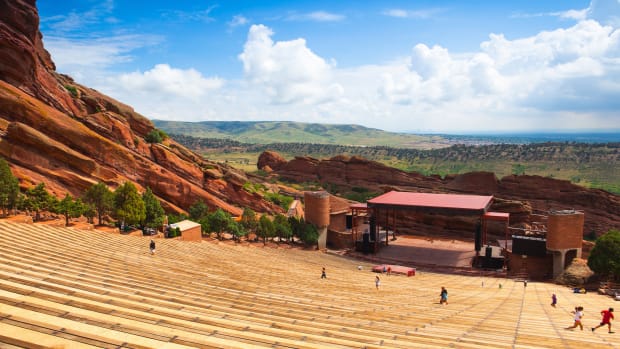 Group Cleans Up 'Red Rocks Amphitheatre' in Colorado and Finds an ...