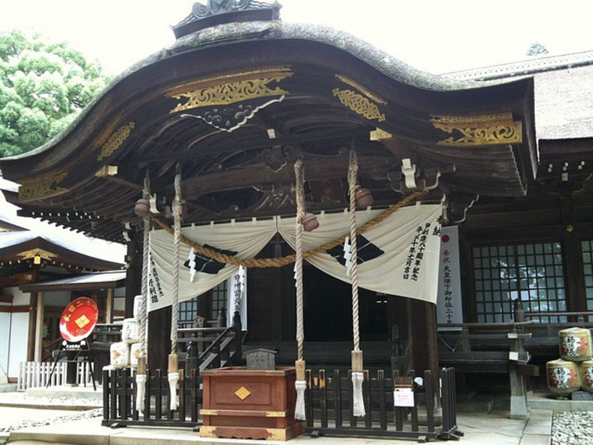 How to Visit a Shinto Shrine (Japanese Shrine) - WanderWisdom