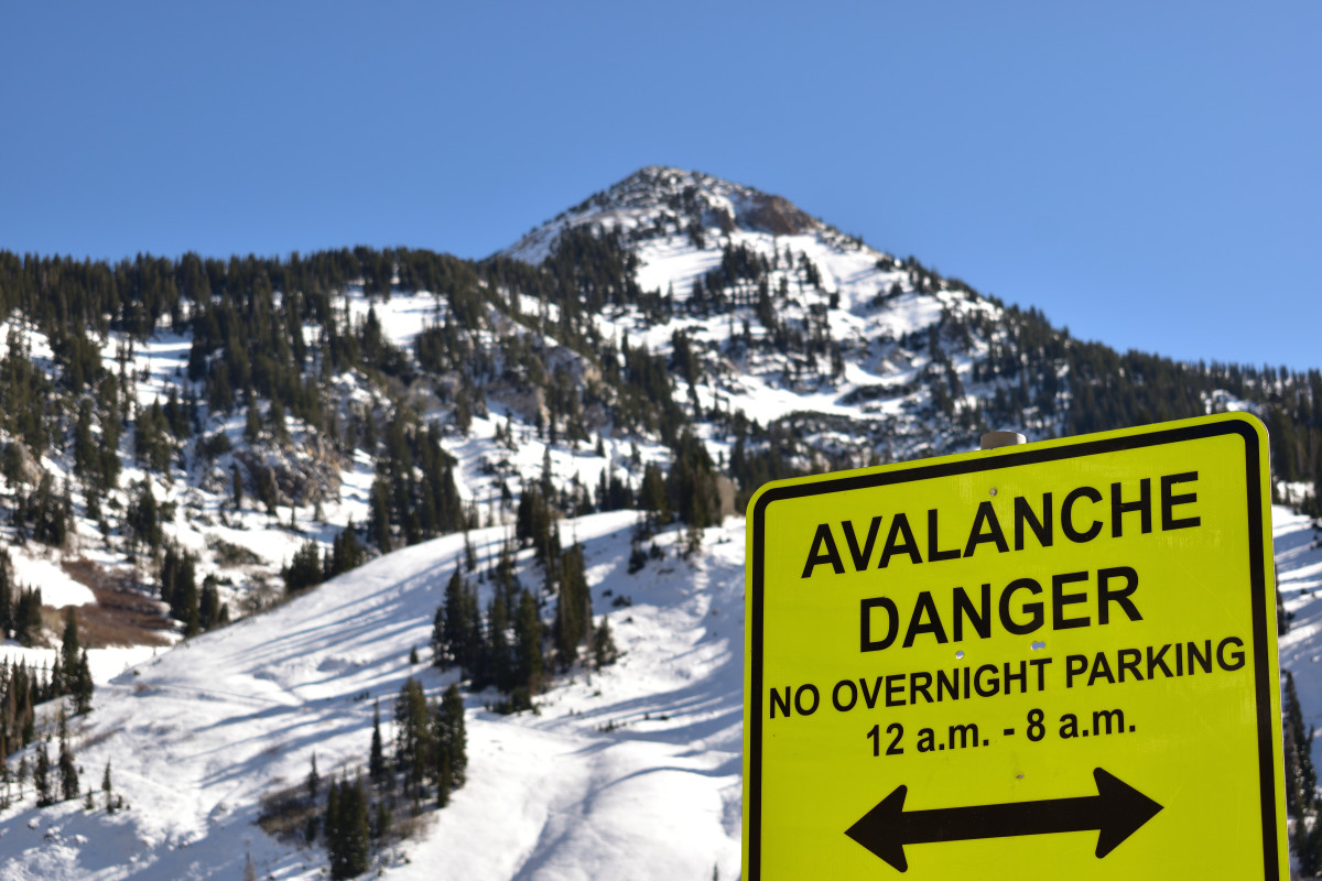 Unbeliveable Footage of Snowboarder Riding an Avalanche Is Tough to ...