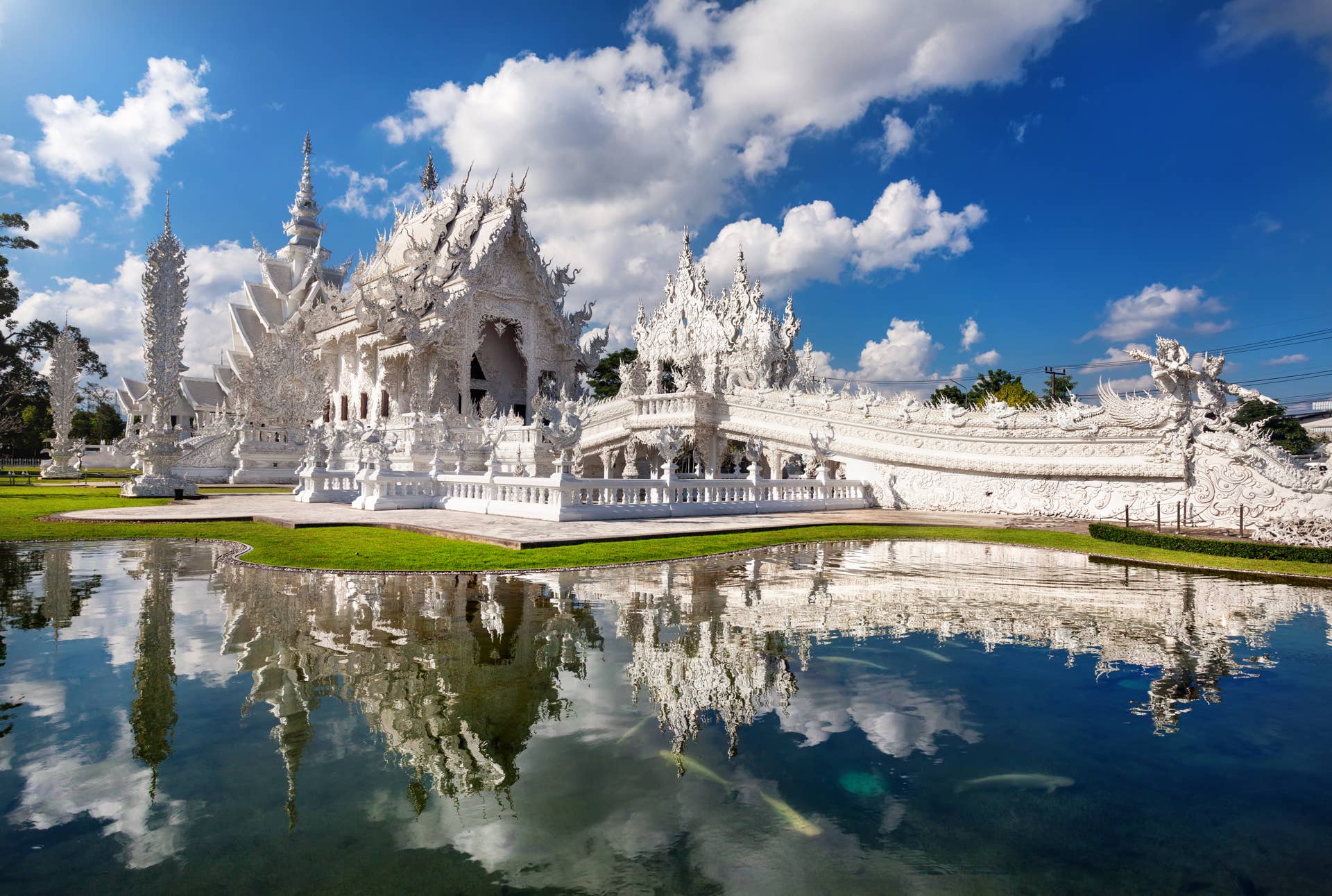 Backpacker's Walk Through Thailand's 'Chiang Rai Temples' Is ...