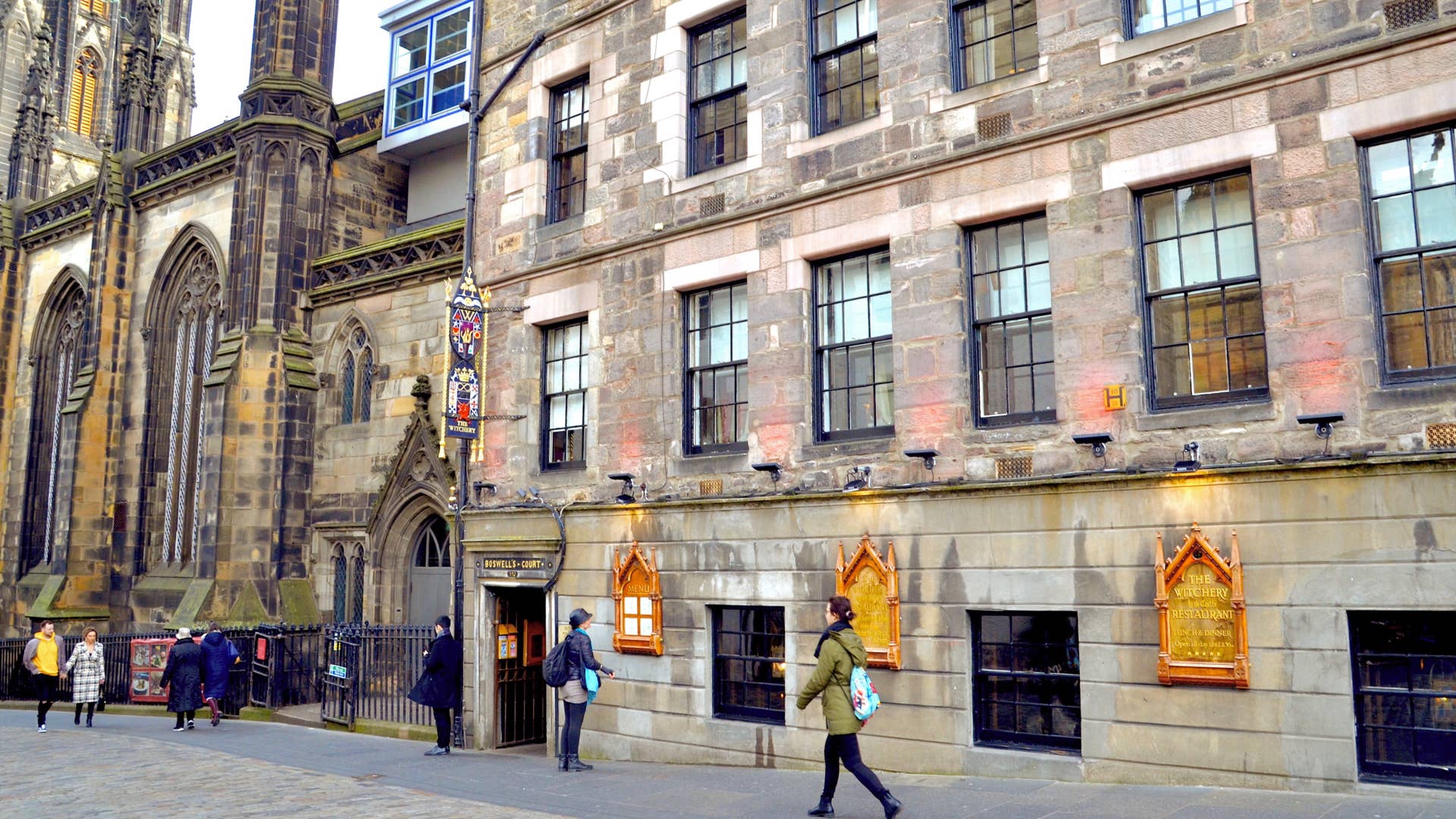 Gothic Pub in Edinburgh Lets Visitors Dine Like a Vampire - Wanderwisdom