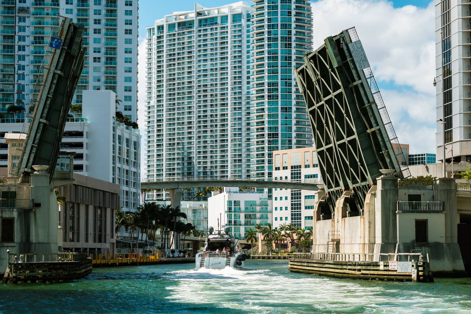 Mom Captures Wild Video of Man Scaling a Drawbridge in Miami - Wanderwisdom