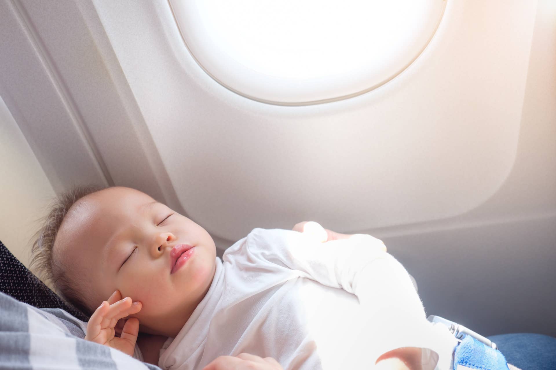 Mom's Story of Stranger Helping With Crying Baby on Her Flight Gives Us ...