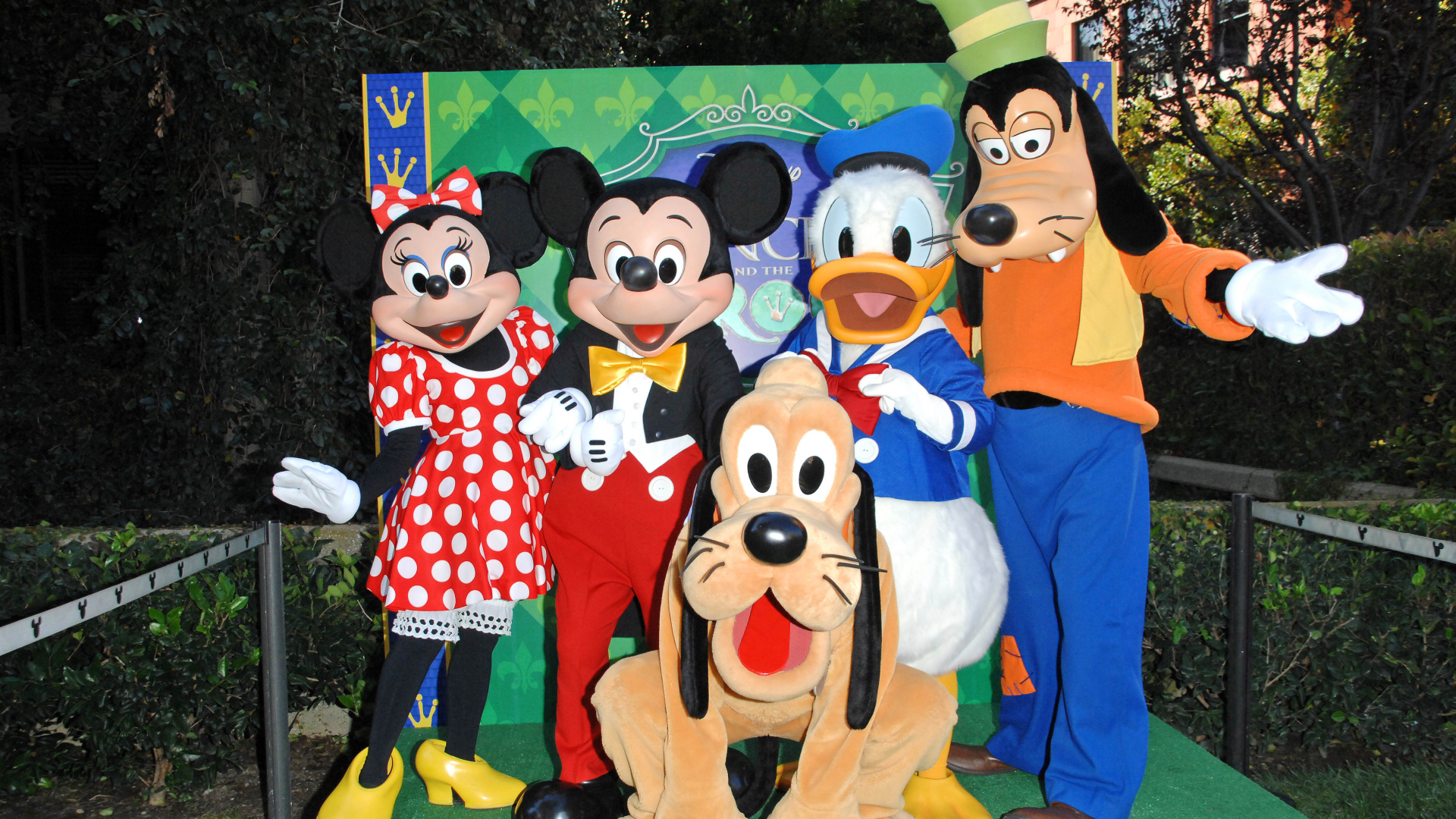 Baby’s Adorable Fear Over Meeting Mickey Mouse Goes Viral - Wanderwisdom