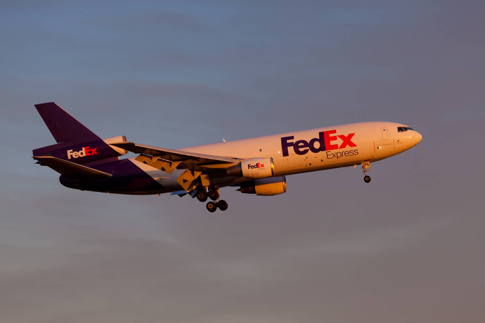 Watch: FedEx Jet Comes in for a Fiery Landing at Chattanooga Airport ...