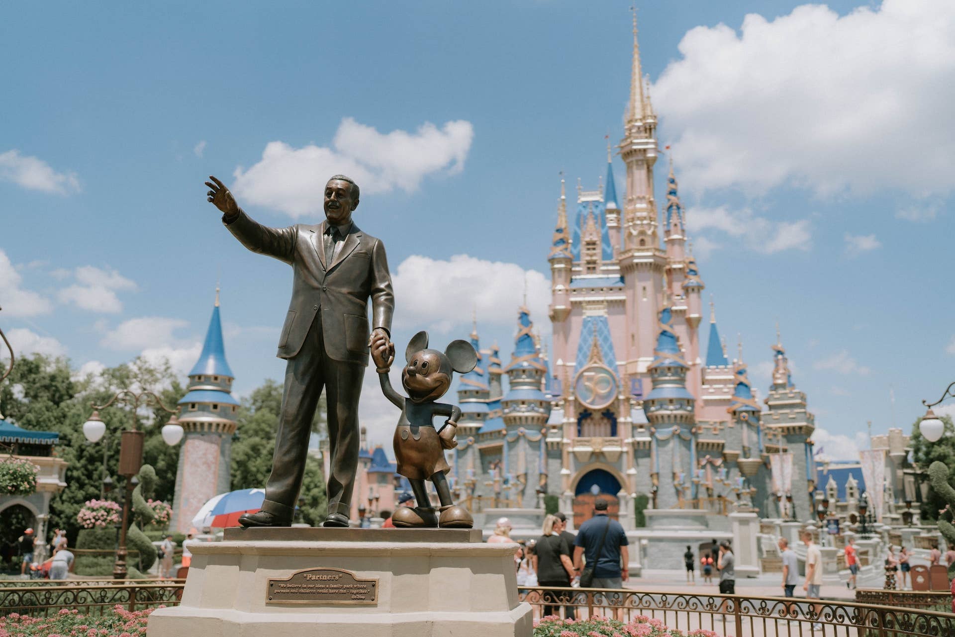 Creepy Animatronic Fail in Magic Kingdom Is Freaking Out Disneygoers ...
