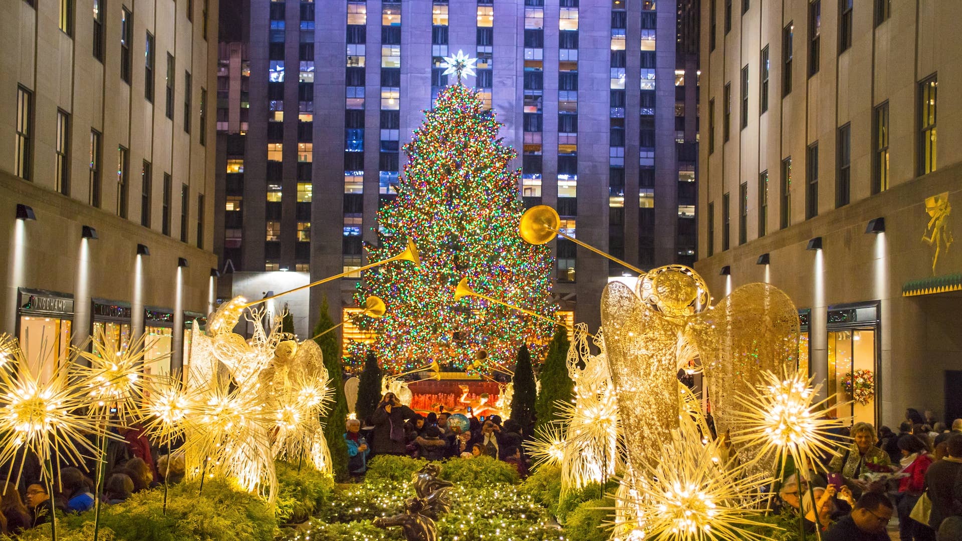 Mother and Daughter Recreate Iconic Scenes From 'Elf' in NYC and It's ...