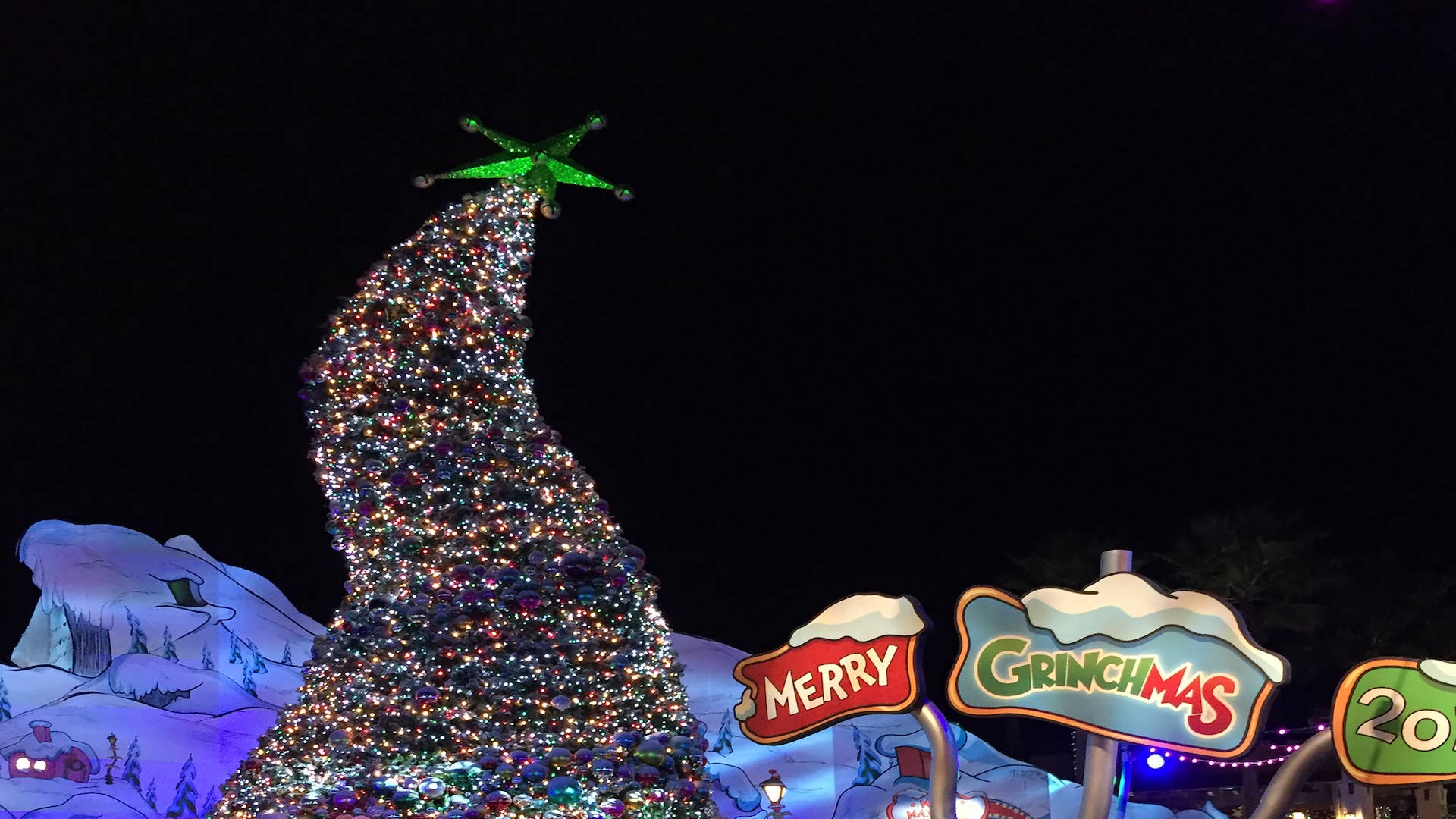 The Grinch Hilariously Arrives at Universal Studios for the Holiday ...