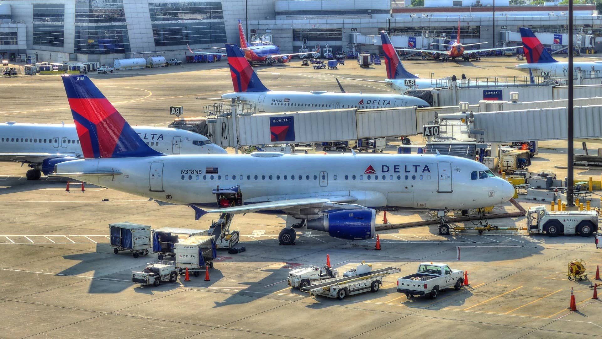 Delta Gate Agent Delights Travelers by Belting Out Christmas Carols ...