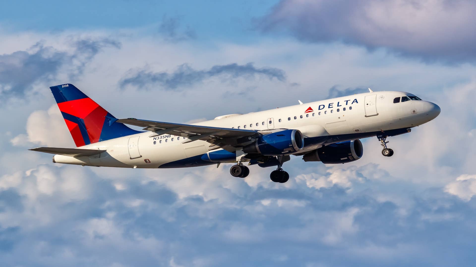 Delta Pilot's Sweet Gesture Toward His Wife on His Retirement Flight Is ...