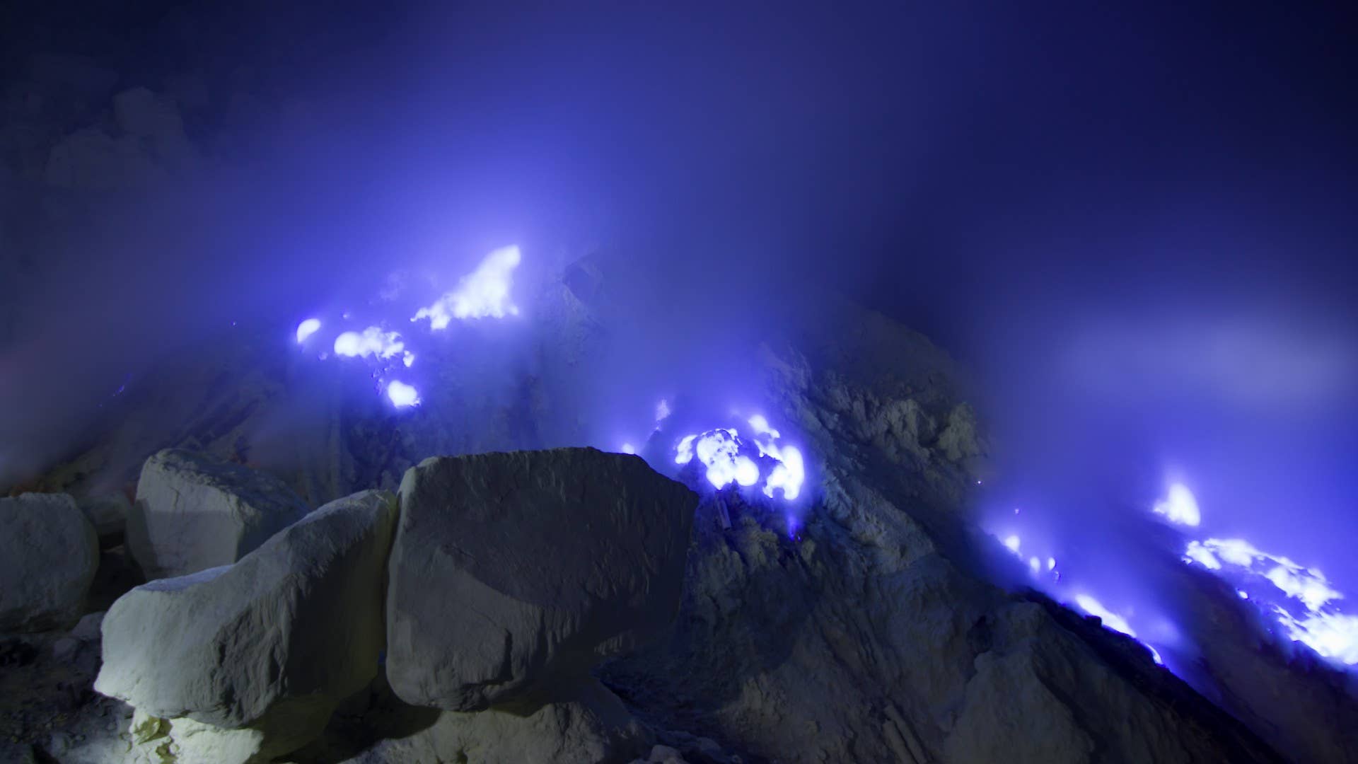 Terrifying Blue Flames Filmed on Indonesian Volcano Are Hypnotically ...